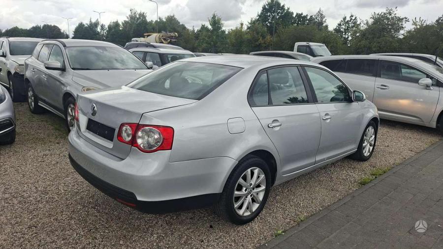 Pelēks Volkswagen Jetta 2010 Kauņa, ar dzinēja tilpumu 1.60 L un nobraukumu 225 tūkst. km par 3600 €, foto 6 vietnē AUTOMOTO.COM.LV