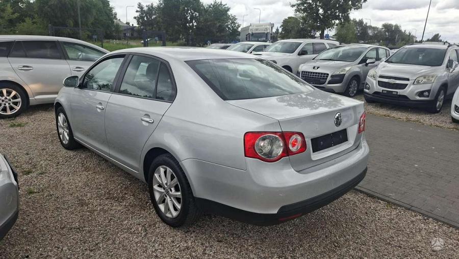 Pelēks Volkswagen Jetta 2010 Kauņa, ar dzinēja tilpumu 1.60 L un nobraukumu 225 tūkst. km par 3600 €, foto 7 vietnē AUTOMOTO.COM.LV