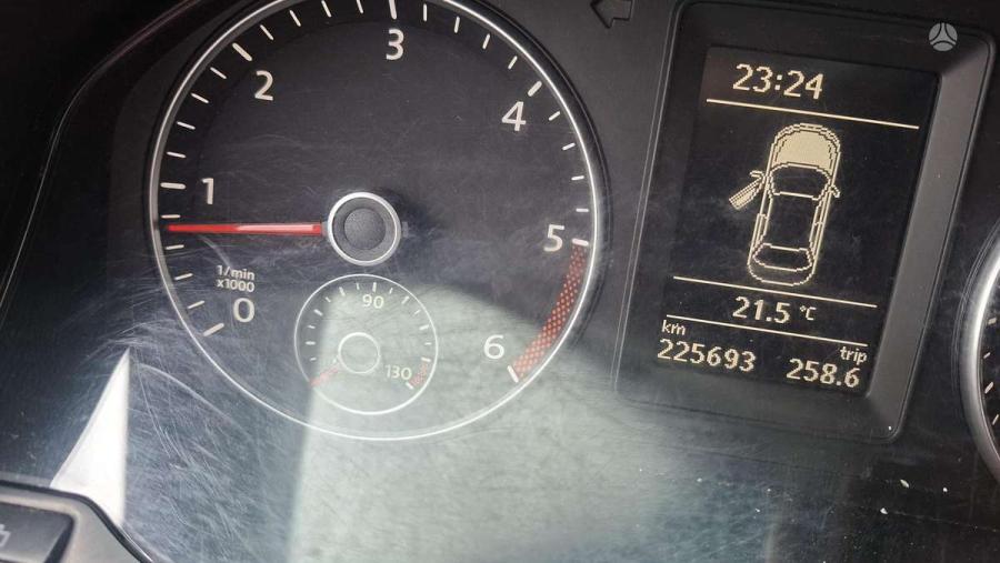 Pelēks Volkswagen Jetta 2010 Kauņa, ar dzinēja tilpumu 1.60 L un nobraukumu 225 tūkst. km par 3600 €, foto 12 vietnē AUTOMOTO.COM.LV