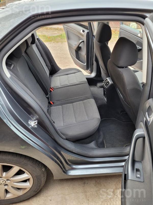 Grey Volkswagen Jetta 2010 in Liepaja, with an engine capacity of 1.60 L and mileage of 254 thousand km for 3450 €, photo 6 on AUTOMOTO.COM.LV