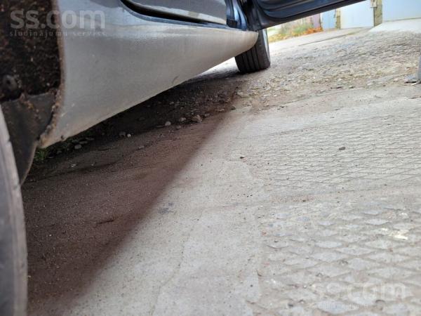 Grey Volkswagen Jetta 2010 in Liepaja, with an engine capacity of 1.60 L and mileage of 254 thousand km for 3450 €, photo 8 on AUTOMOTO.COM.LV