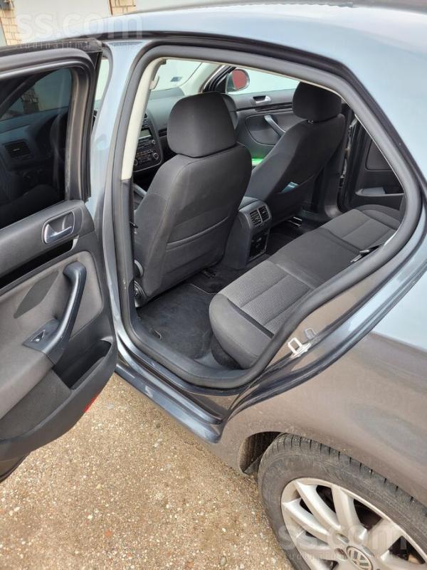 Grey Volkswagen Jetta 2010 in Liepaja, with an engine capacity of 1.60 L and mileage of 254 thousand km for 3450 €, photo 10 on AUTOMOTO.COM.LV