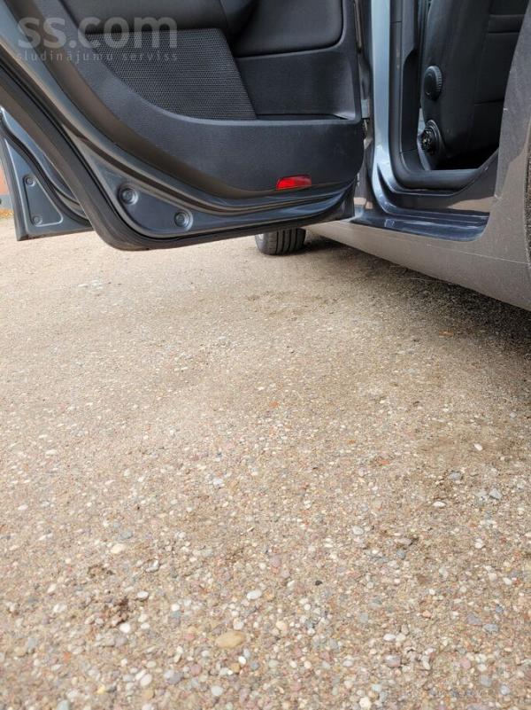 Grey Volkswagen Jetta 2010 in Liepaja, with an engine capacity of 1.60 L and mileage of 254 thousand km for 3450 €, photo 11 on AUTOMOTO.COM.LV
