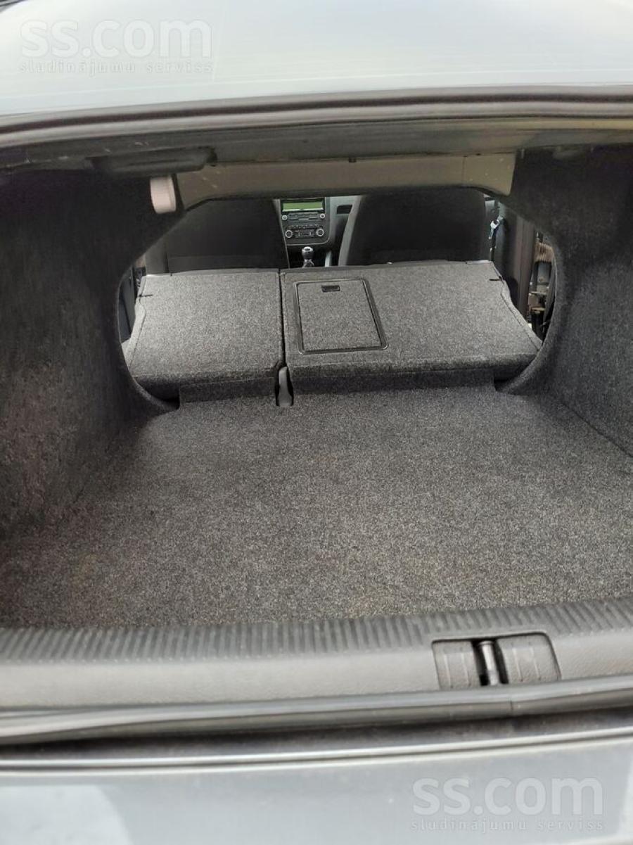 Pelēks Volkswagen Jetta 2010 Liepāja, ar dzinēja tilpumu 1.60 L un nobraukumu 254 tūkst. km par 3450 €, foto 14 vietnē AUTOMOTO.COM.LV