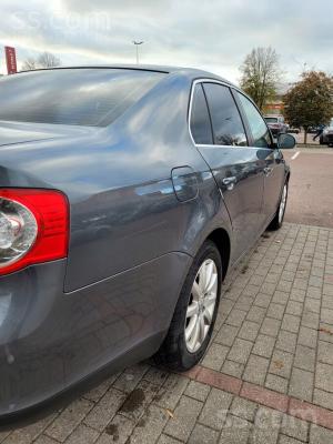 Pelēks Volkswagen Jetta 2010 Liepāja, ar dzinēja tilpumu 1.60 L un nobraukumu 254 tūkst. km par 3450 €, foto 17 vietnē AUTOMOTO.COM.LV