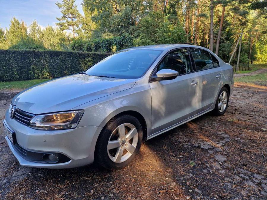 Grey Volkswagen Jetta 2011 in Prienai, with an engine capacity of 1.60 L and mileage of 281 thousand km for 4200 €, photo 1 on AUTOMOTO.COM.LV