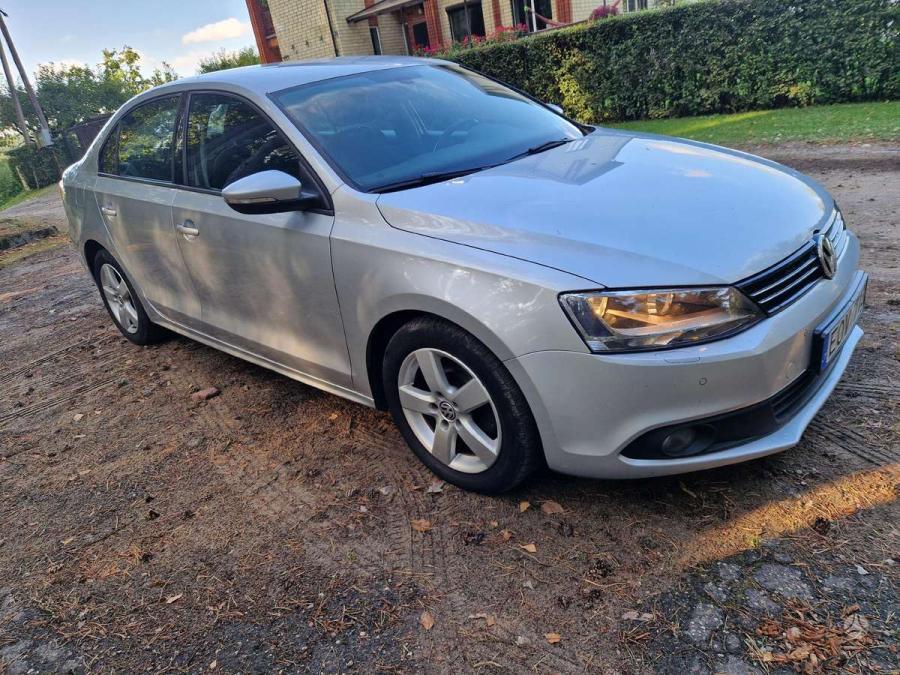 Grey Volkswagen Jetta 2011 in Prienai, with an engine capacity of 1.60 L and mileage of 281 thousand km for 4200 €, photo 2 on AUTOMOTO.COM.LV