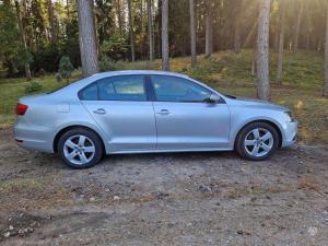Grey Volkswagen Jetta 2011 in Prienai, with an engine capacity of 1.60 L and mileage of 281 thousand km for 4200 €, photo 3 on AUTOMOTO.COM.LV