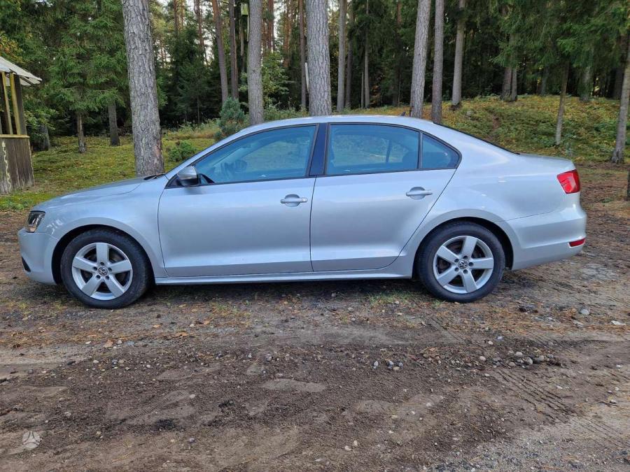 Grey Volkswagen Jetta 2011 in Prienai, with an engine capacity of 1.60 L and mileage of 281 thousand km for 4200 €, photo 4 on AUTOMOTO.COM.LV
