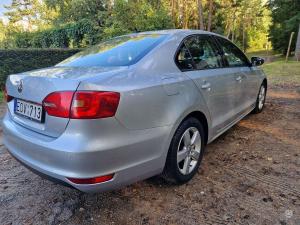 Grey Volkswagen Jetta 2011 in Prienai, with an engine capacity of 1.60 L and mileage of 281 thousand km for 4200 €, photo 5 on AUTOMOTO.COM.LV