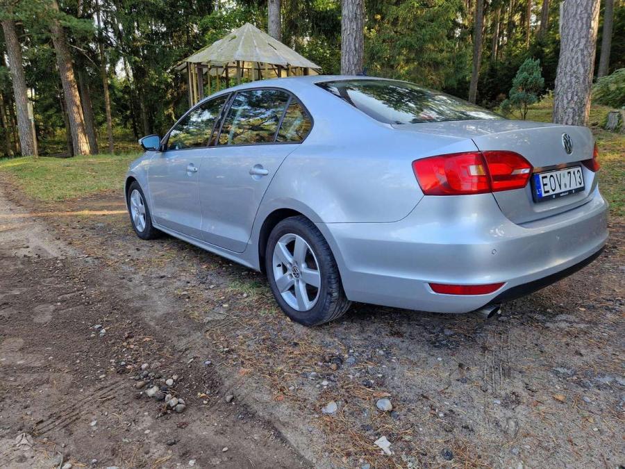 Grey Volkswagen Jetta 2011 in Prienai, with an engine capacity of 1.60 L and mileage of 281 thousand km for 4200 €, photo 6 on AUTOMOTO.COM.LV