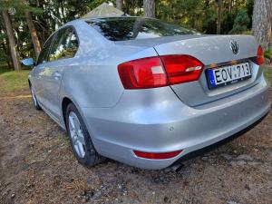 Grey Volkswagen Jetta 2011 in Prienai, with an engine capacity of 1.60 L and mileage of 281 thousand km for 4200 €, photo 8 on AUTOMOTO.COM.LV