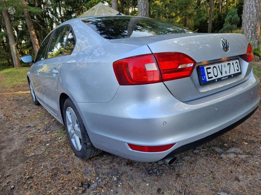 Grey Volkswagen Jetta 2011 in Prienai, with an engine capacity of 1.60 L and mileage of 281 thousand km for 4200 €, photo 8 on AUTOMOTO.COM.LV