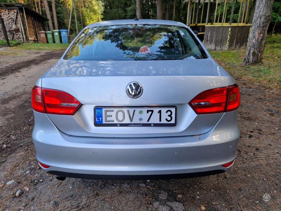 Grey Volkswagen Jetta 2011 in Prienai, with an engine capacity of 1.60 L and mileage of 281 thousand km for 4200 €, photo 9 on AUTOMOTO.COM.LV