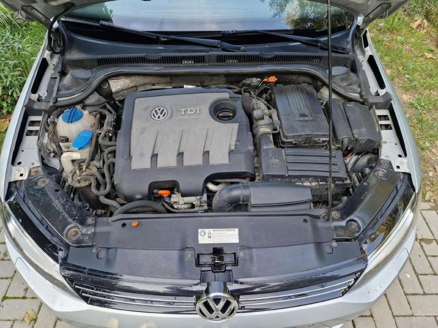 Grey Volkswagen Jetta 2011 in Prienai, with an engine capacity of 1.60 L and mileage of 281 thousand km for 4200 €, photo 11 on AUTOMOTO.COM.LV