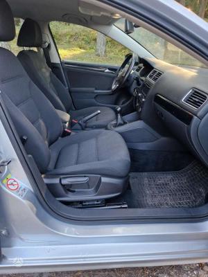Grey Volkswagen Jetta 2011 in Prienai, with an engine capacity of 1.60 L and mileage of 281 thousand km for 4200 €, photo 17 on AUTOMOTO.COM.LV