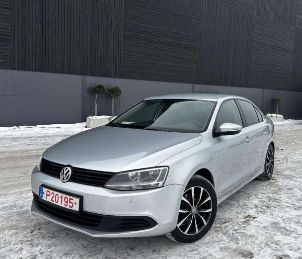 Grey Volkswagen Jetta 2011 in Siauliai, with an engine capacity of 1.60 L and mileage of 314 thousand km for 3990 €, photo 1 on AUTOMOTO.COM.LV