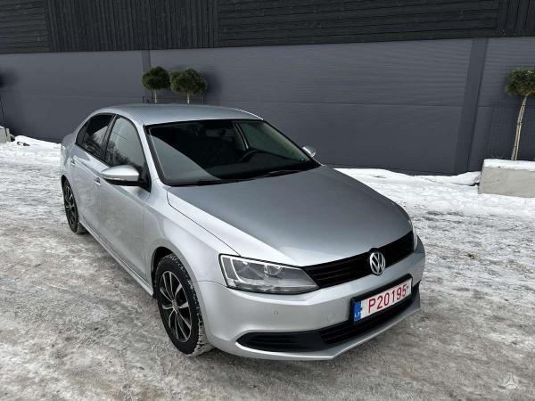 Grey Volkswagen Jetta 2011 in Siauliai, with an engine capacity of 1.60 L and mileage of 314 thousand km for 3990 €, photo 2 on AUTOMOTO.COM.LV