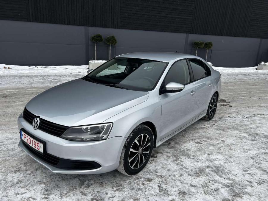Pelēks Volkswagen Jetta 2011 Šauļi, ar dzinēja tilpumu 1.60 L un nobraukumu 314 tūkst. km par 3990 €, foto 3 vietnē AUTOMOTO.COM.LV