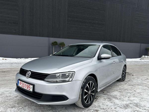 Grey Volkswagen Jetta 2011 in Siauliai, with an engine capacity of 1.60 L and mileage of 314 thousand km for 3990 €, photo 5 on AUTOMOTO.COM.LV