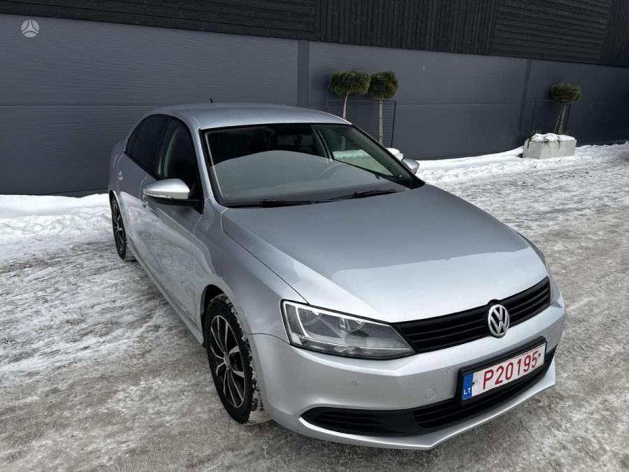 Pelēks Volkswagen Jetta 2011 Šauļi, ar dzinēja tilpumu 1.60 L un nobraukumu 314 tūkst. km par 3990 €, foto 6 vietnē AUTOMOTO.COM.LV