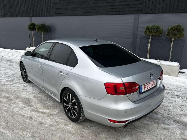 Pelēks Volkswagen Jetta 2011 Šauļi, ar dzinēja tilpumu 1.60 L un nobraukumu 314 tūkst. km par 3990 €, foto 10 vietnē AUTOMOTO.COM.LV