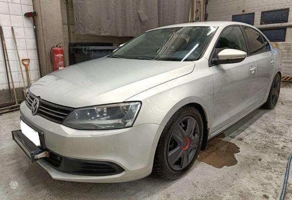 Pelēks Volkswagen Jetta 2011 Klaipėda, ar dzinēja tilpumu 1.60 L un nobraukumu 300 tūkst. km par 2650 €, foto 2 vietnē AUTOMOTO.COM.LV