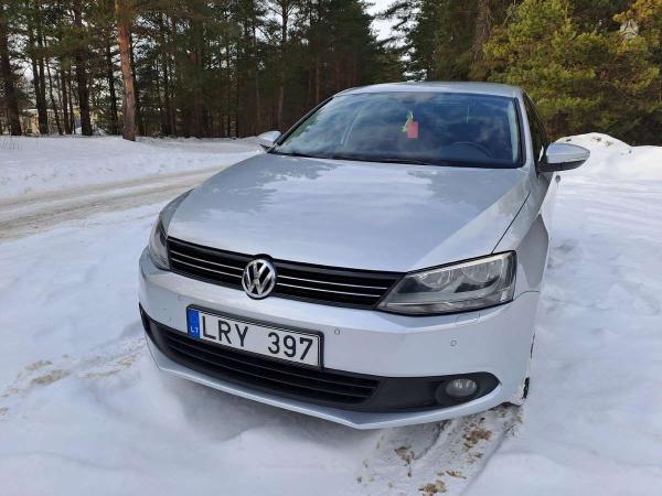 Grey Volkswagen Jetta 2011 in Prienai, with an engine capacity of 1.60 L and mileage of 219 thousand km for 4550 €, photo 2 on AUTOMOTO.COM.LV