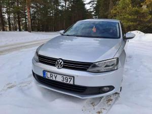 Grey Volkswagen Jetta 2011 in Prienai, with an engine capacity of 1.60 L and mileage of 219 thousand km for 4550 €, photo 2 on AUTOMOTO.COM.LV