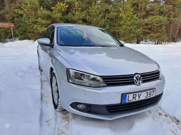 Grey Volkswagen Jetta 2011 in Prienai, with an engine capacity of 1.60 L and mileage of 219 thousand km for 4550 €, photo 3 on AUTOMOTO.COM.LV
