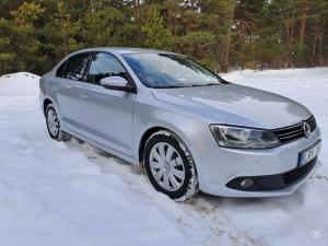 Grey Volkswagen Jetta 2011 in Prienai, with an engine capacity of 1.60 L and mileage of 219 thousand km for 4550 €, photo 4 on AUTOMOTO.COM.LV