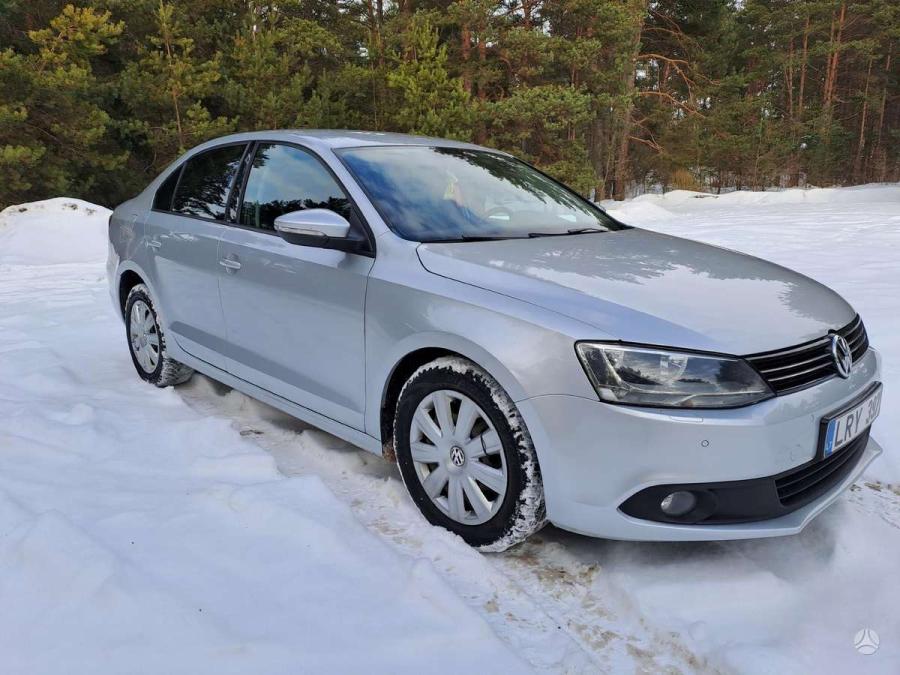Grey Volkswagen Jetta 2011 in Prienai, with an engine capacity of 1.60 L and mileage of 219 thousand km for 4550 €, photo 4 on AUTOMOTO.COM.LV