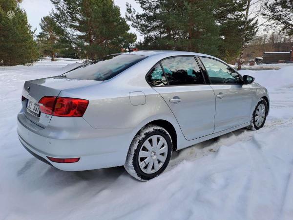Grey Volkswagen Jetta 2011 in Prienai, with an engine capacity of 1.60 L and mileage of 219 thousand km for 4550 €, photo 5 on AUTOMOTO.COM.LV