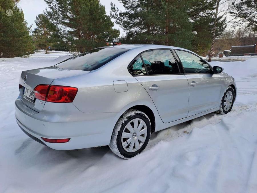 Grey Volkswagen Jetta 2011 in Prienai, with an engine capacity of 1.60 L and mileage of 219 thousand km for 4550 €, photo 5 on AUTOMOTO.COM.LV