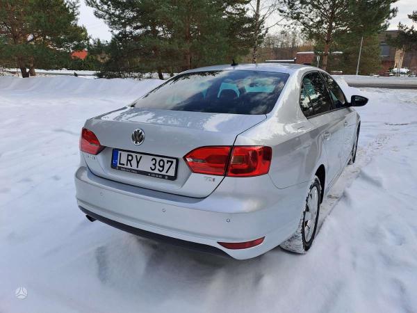 Grey Volkswagen Jetta 2011 in Prienai, with an engine capacity of 1.60 L and mileage of 219 thousand km for 4550 €, photo 6 on AUTOMOTO.COM.LV