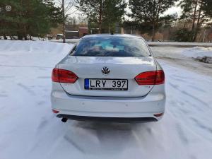 Grey Volkswagen Jetta 2011 in Prienai, with an engine capacity of 1.60 L and mileage of 219 thousand km for 4550 €, photo 7 on AUTOMOTO.COM.LV