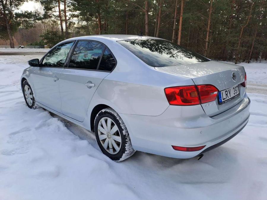 Grey Volkswagen Jetta 2011 in Prienai, with an engine capacity of 1.60 L and mileage of 219 thousand km for 4550 €, photo 9 on AUTOMOTO.COM.LV