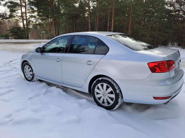 Grey Volkswagen Jetta 2011 in Prienai, with an engine capacity of 1.60 L and mileage of 219 thousand km for 4550 €, photo 10 on AUTOMOTO.COM.LV