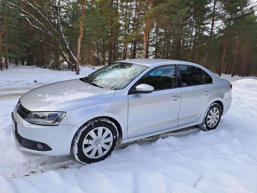 Grey Volkswagen Jetta 2011 in Prienai, with an engine capacity of 1.60 L and mileage of 219 thousand km for 4550 €, photo 11 on AUTOMOTO.COM.LV