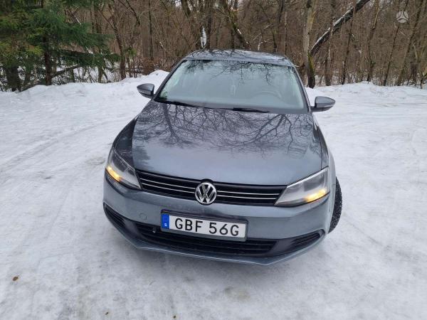Grey Volkswagen Jetta 2011 in Kaunas, with an engine capacity of 1.60 L and mileage of 373 thousand km for 4900 €, photo 2 on AUTOMOTO.COM.LV