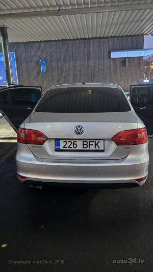 Pelēks Volkswagen Jetta 2011 Tallina, ar dzinēja tilpumu 1.40 L un nobraukumu 195 tūkst. km par 5999 €, foto 6 vietnē AUTOMOTO.COM.LV