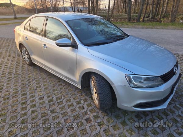 Pelēks Volkswagen Jetta 2011 Tallina, ar dzinēja tilpumu 1.20 L un nobraukumu 212 tūkst. km par 4499 €, foto 4 vietnē AUTOMOTO.COM.LV