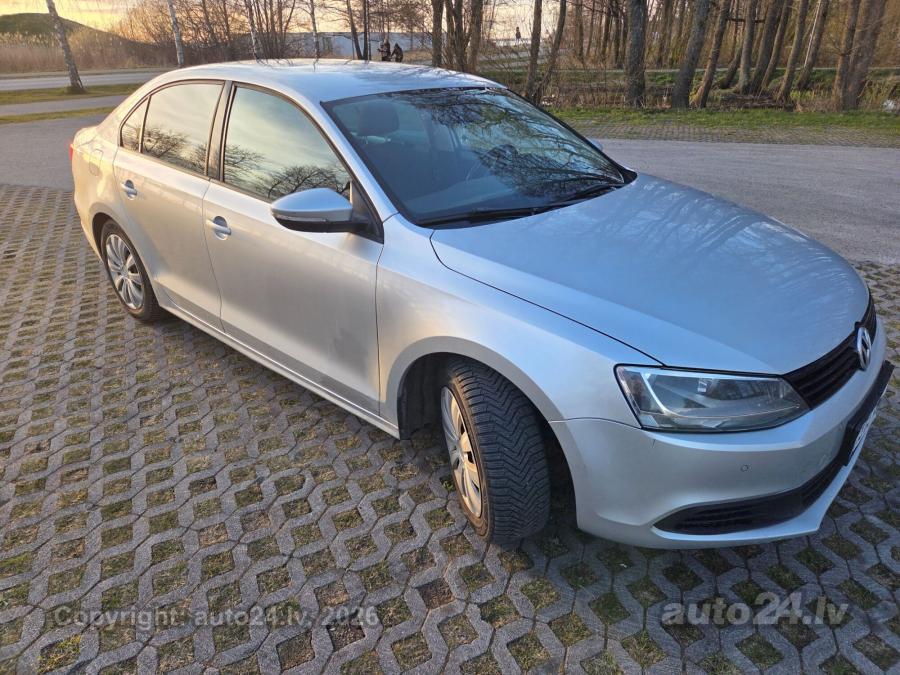 Grey Volkswagen Jetta 2011 in Tallinn, with an engine capacity of 1.20 L and mileage of 212 thousand km for 4499 €, photo 5 on AUTOMOTO.COM.LV