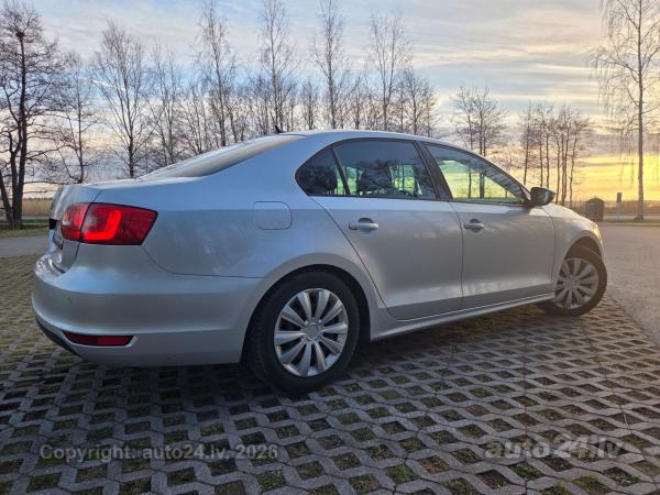 Pelēks Volkswagen Jetta 2011 Tallina, ar dzinēja tilpumu 1.20 L un nobraukumu 212 tūkst. km par 4499 €, foto 6 vietnē AUTOMOTO.COM.LV