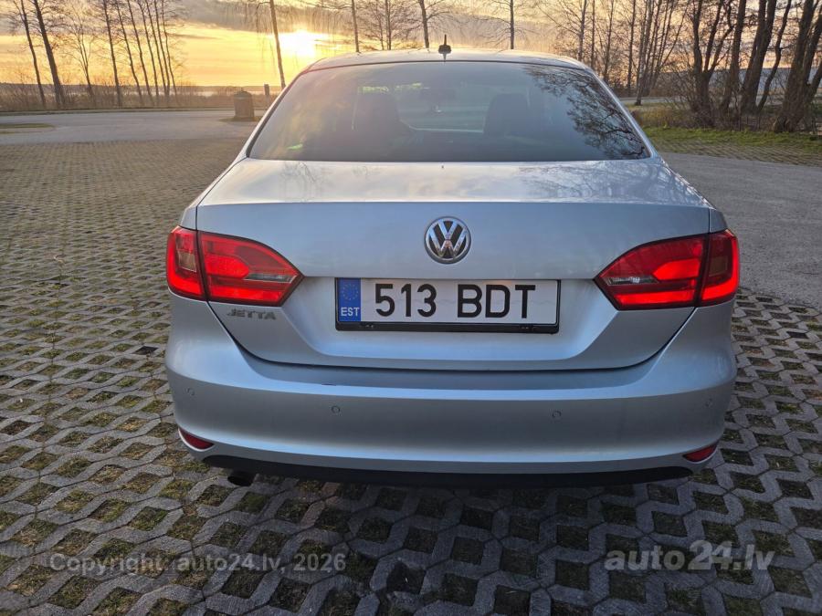 Grey Volkswagen Jetta 2011 in Tallinn, with an engine capacity of 1.20 L and mileage of 212 thousand km for 4499 €, photo 10 on AUTOMOTO.COM.LV