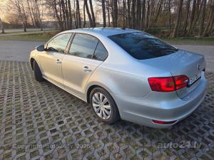 Grey Volkswagen Jetta 2011 in Tallinn, with an engine capacity of 1.20 L and mileage of 212 thousand km for 4499 €, photo 12 on AUTOMOTO.COM.LV