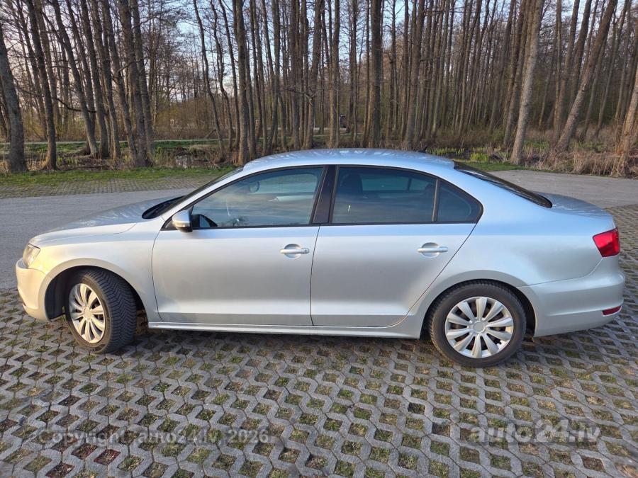 Grey Volkswagen Jetta 2011 in Tallinn, with an engine capacity of 1.20 L and mileage of 212 thousand km for 4499 €, photo 13 on AUTOMOTO.COM.LV