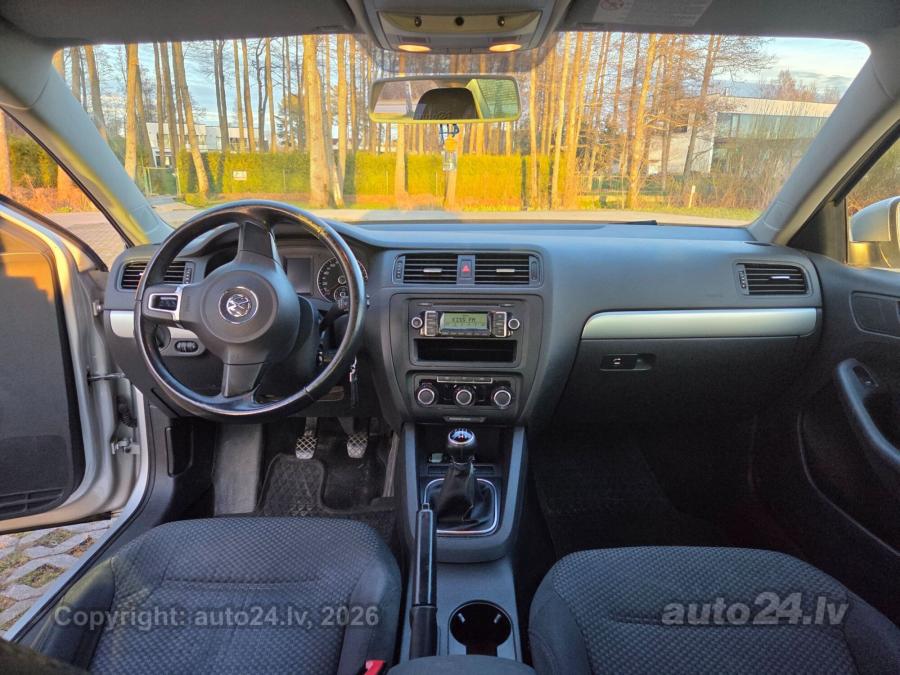 Grey Volkswagen Jetta 2011 in Tallinn, with an engine capacity of 1.20 L and mileage of 212 thousand km for 4499 €, photo 21 on AUTOMOTO.COM.LV