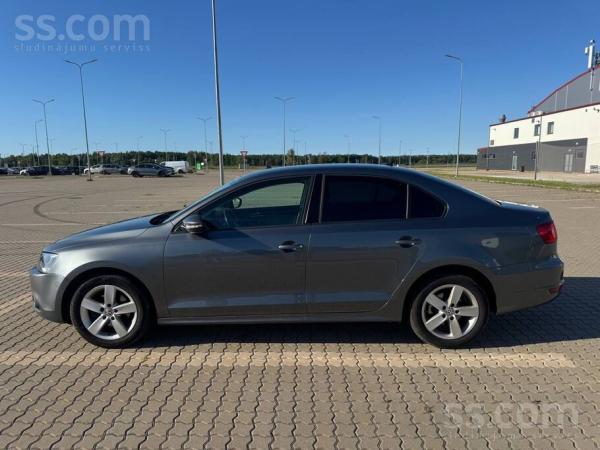 Grey Volkswagen Jetta 2011 in Riga, with an engine capacity of 1.60 L and mileage of 278 thousand km for 3200 €, photo 2 on AUTOMOTO.COM.LV