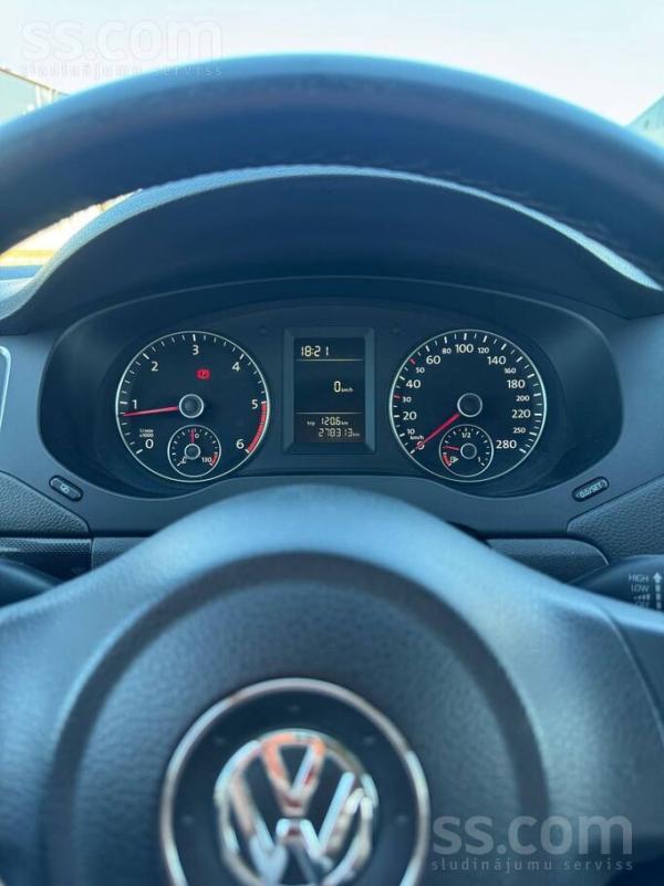 Grey Volkswagen Jetta 2011 in Riga, with an engine capacity of 1.60 L and mileage of 278 thousand km for 3200 €, photo 6 on AUTOMOTO.COM.LV